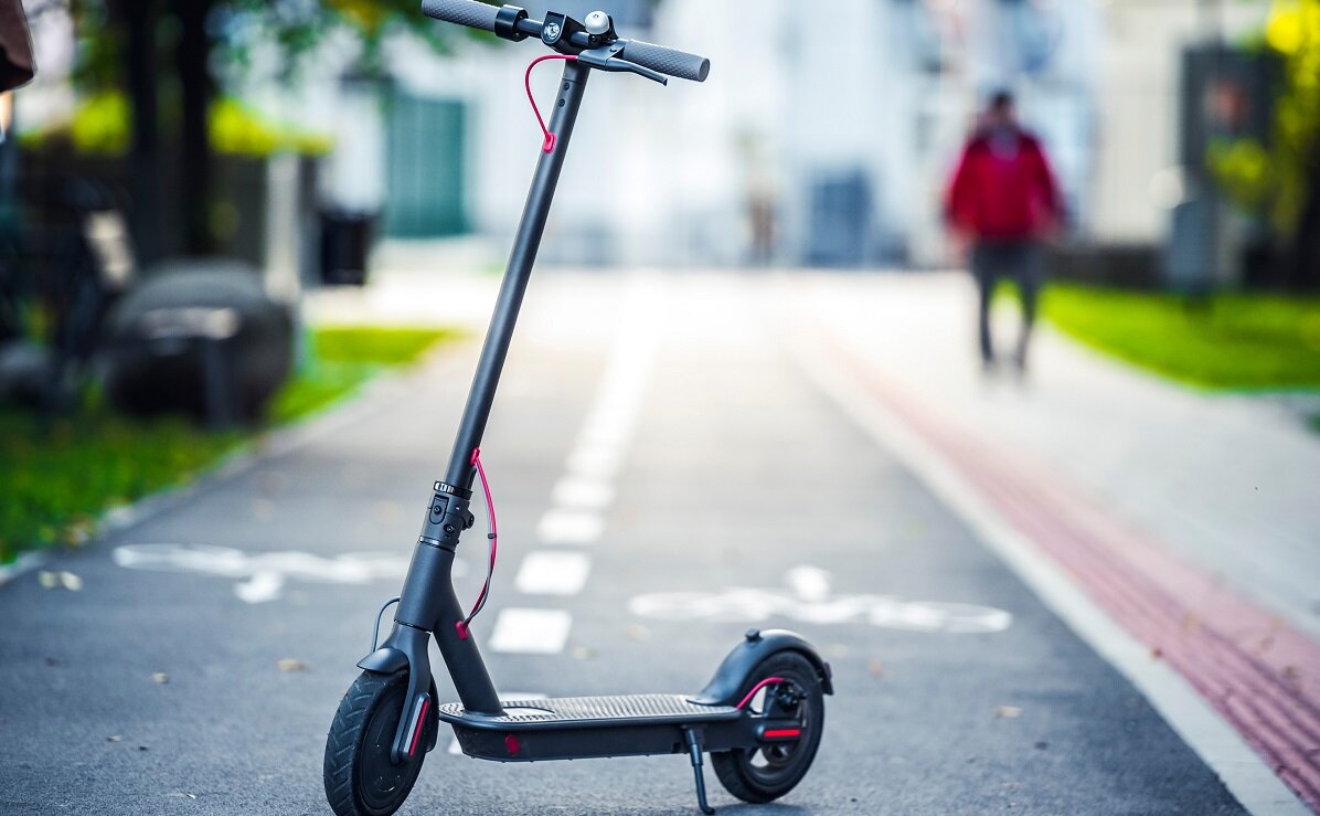 Od ilu lat można jeździć na hulajnodze elektrycznej? | Poradnik Media Expert